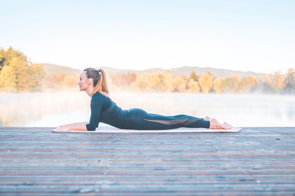 11 easy yoga poses you need to feel energized & complete your morning ...