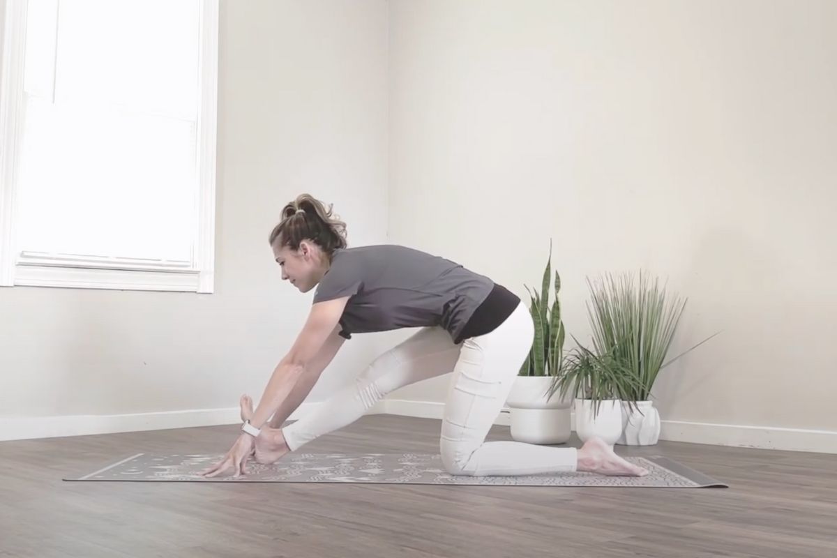 11 easy yoga poses you need to feel energized & complete your morning ...